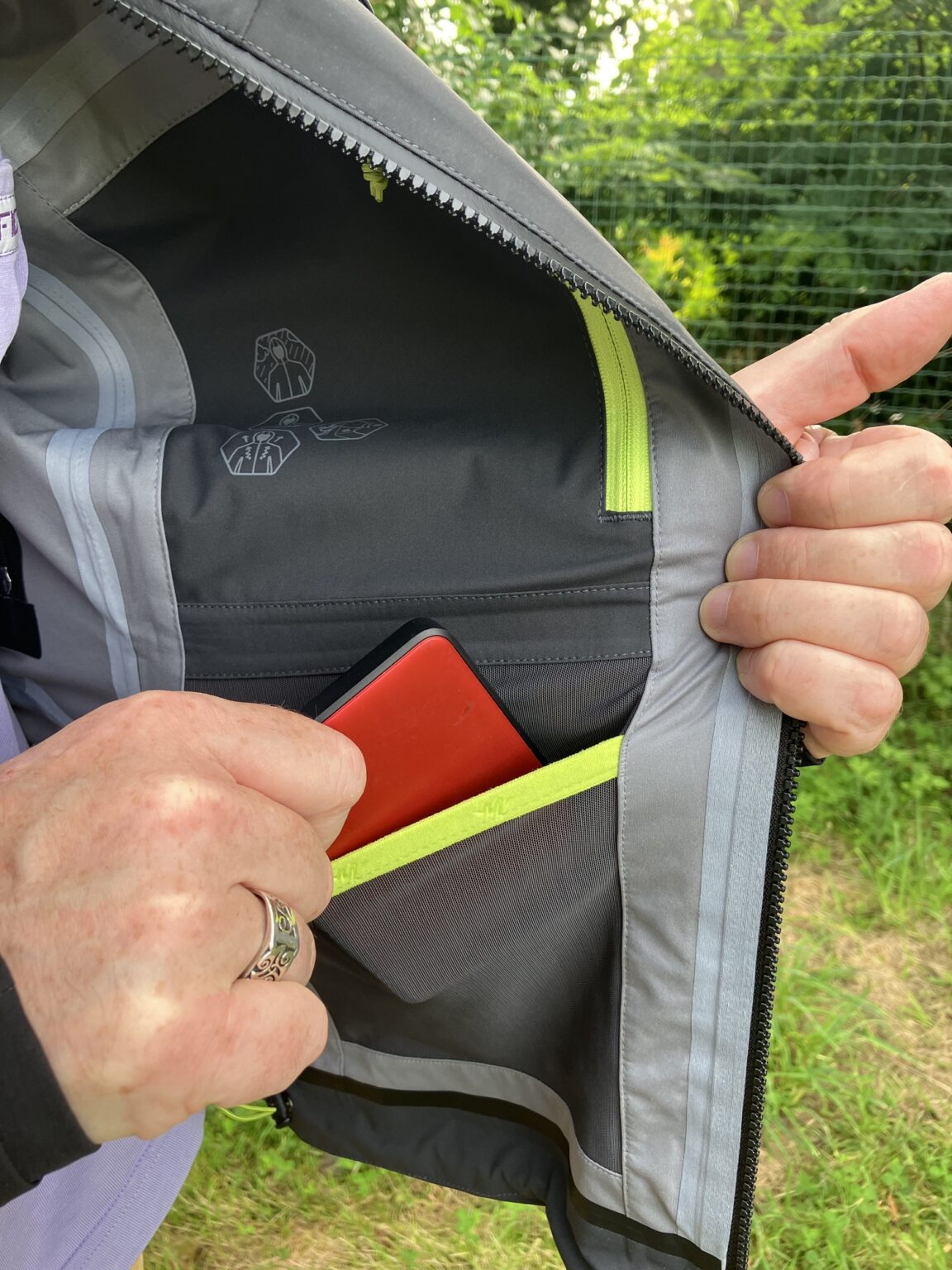 Test de la veste légère imperméable – MH900 « Quechua » Décathlon ...